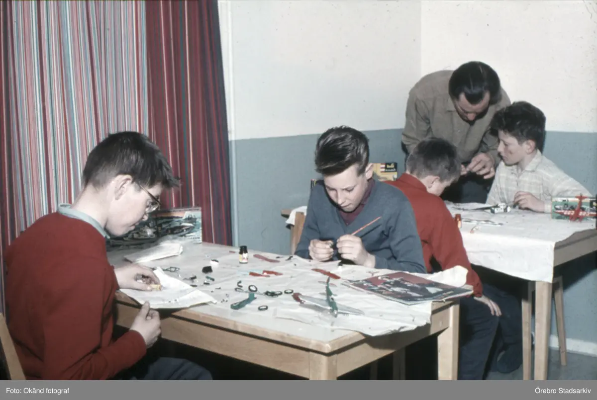 Modellbygge på fritidsgården, 1960-tal - Örebro Stadsarkiv / DigitaltMuseum