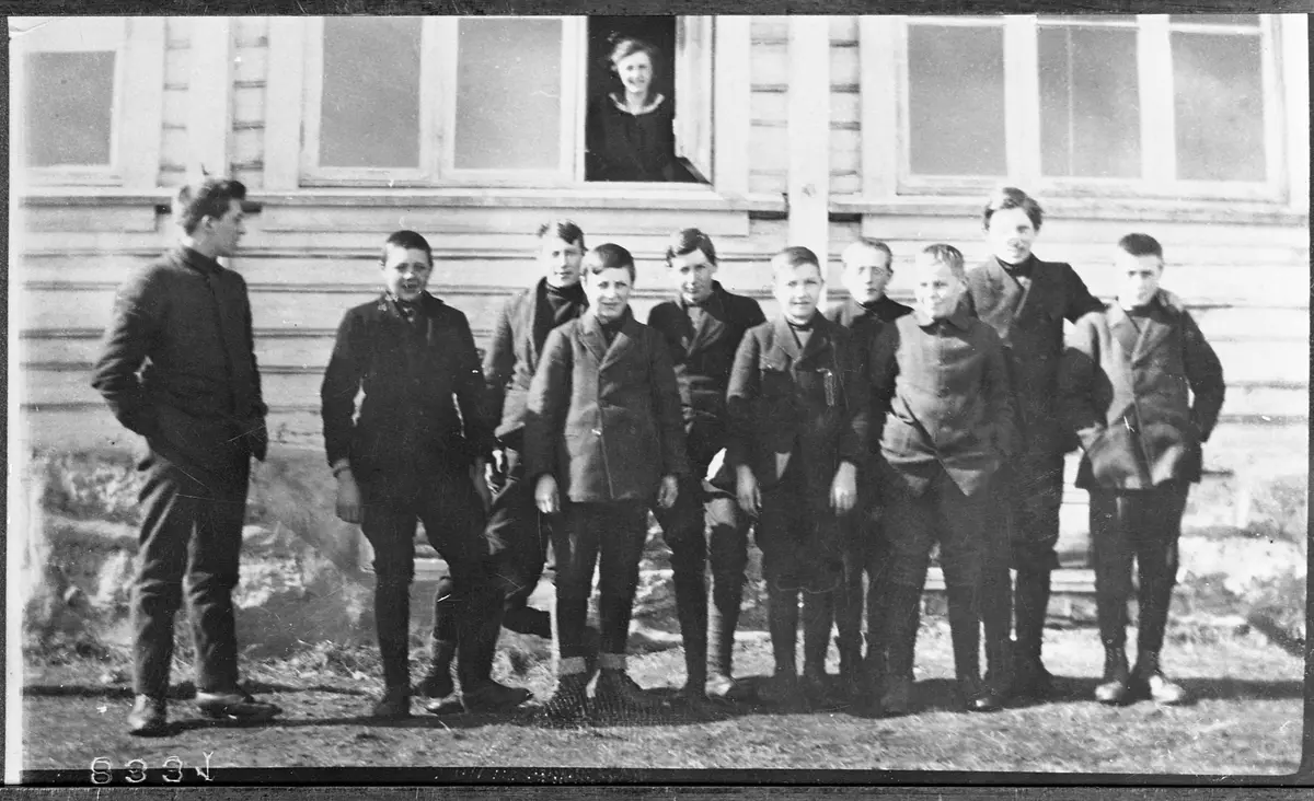 Gruppebilde med noen av elevene ved Middelskolen i Østre Toten ila ...