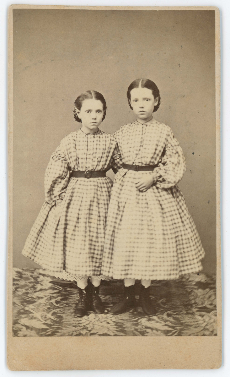 Porträtt på Hilma och Anna Lindman. Döttrar till handlaren Johan ...