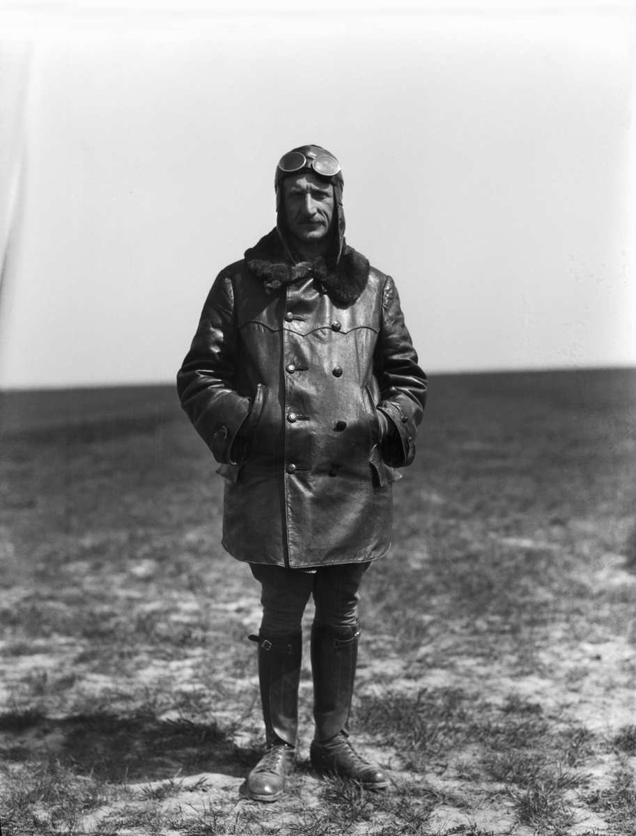 Porträttfoto av flygare på ett flygfält i Österrike-Ungern under första ...