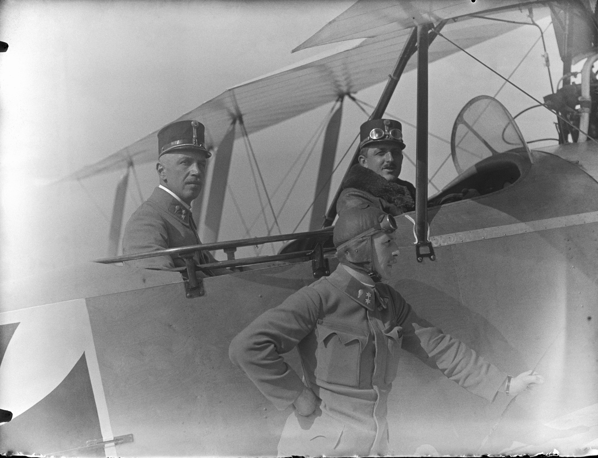 Tre militära flygare vid miltärt flygplan tillhörande Österrike-Ungern ...