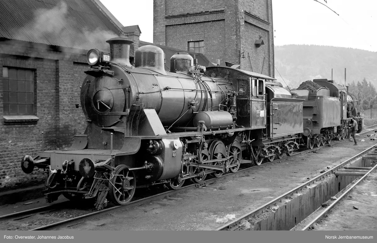 Damplokomotiv type 22b nr. 193 og type 61a nr. 2397 på Sundland i ...