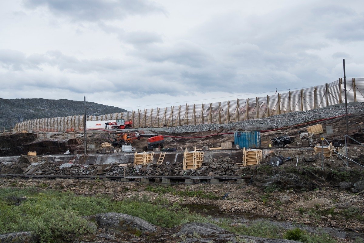 Bjørnfjellplatået, Ofotbanen. Oppbygging av snøoverbygg som brant ned ...