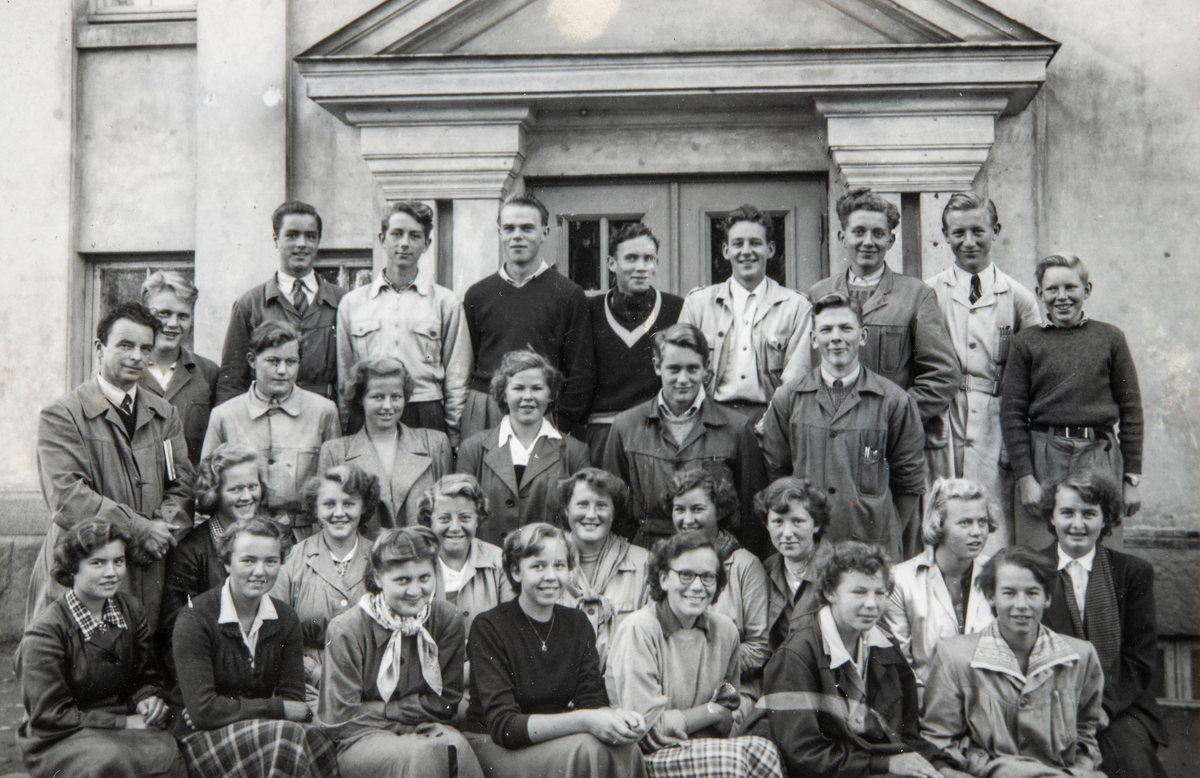 Klassebilde av klasse 3B 1950-51 ved Hamar Katedralskole. Navn fra ...
