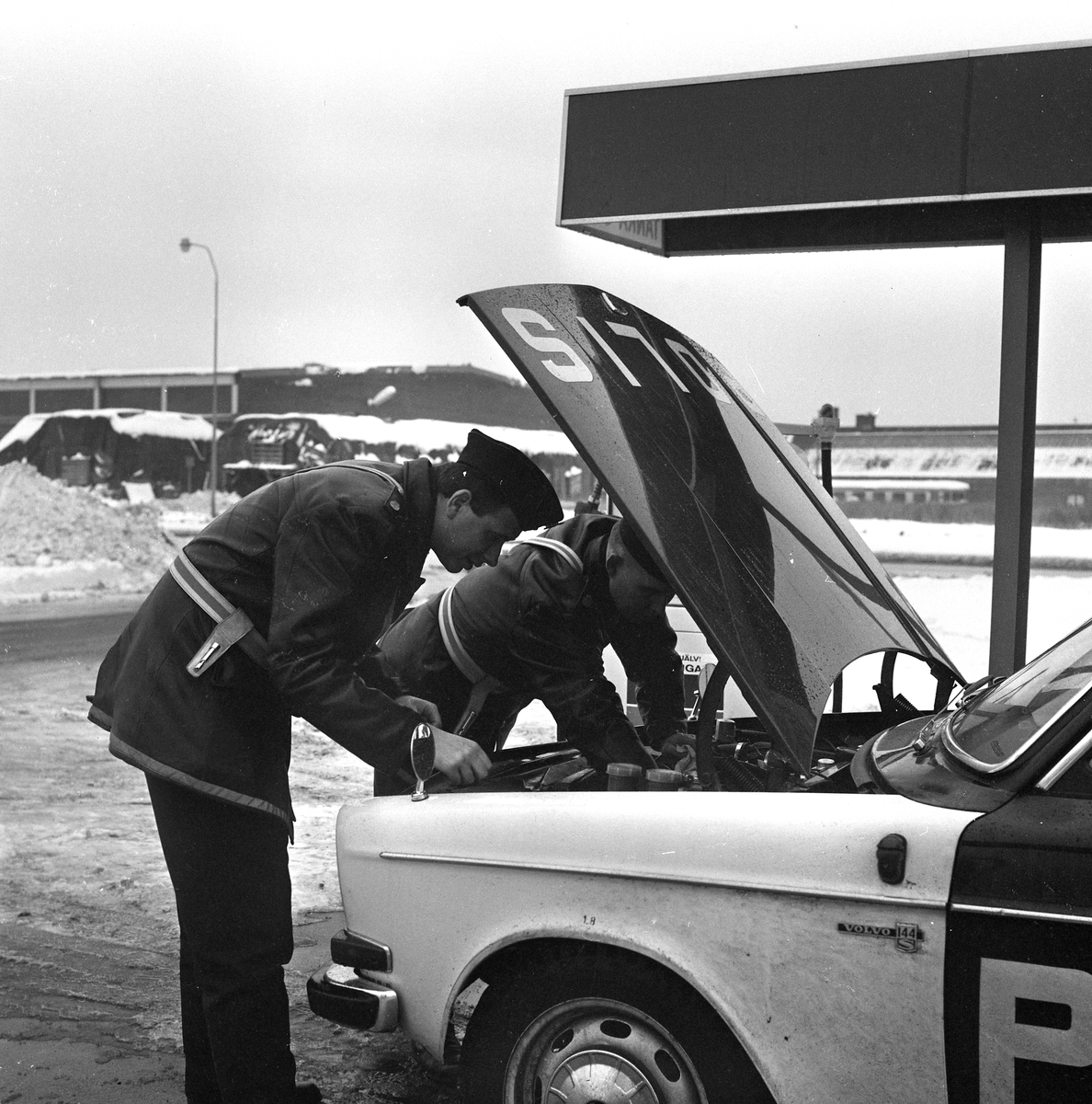 Poliser på Esso - Västergötlands museum / DigitaltMuseum
