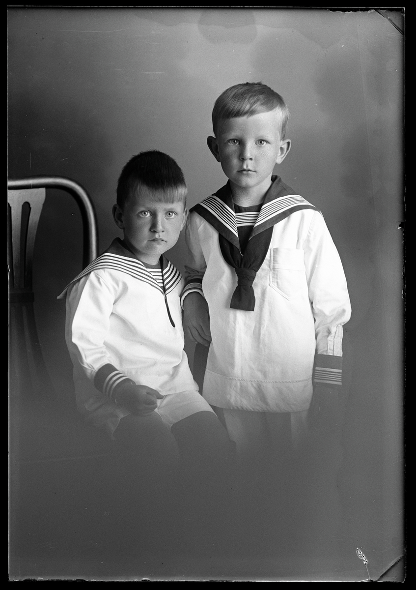 Barn grupporträtt, fru Vesterlund, Västerås. Ur Gustaf Åhmans samling ...