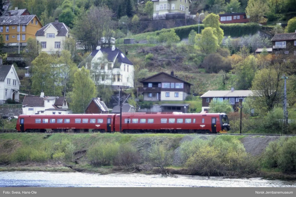 Dieselmotorvognsett type 92 med motorvogn BM 92 04 fremst, mellom ...