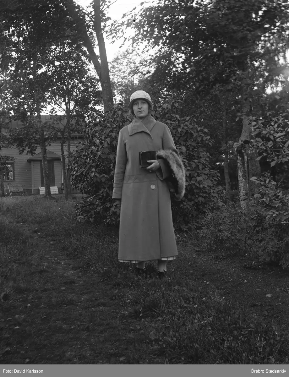 Maj Britt Lager i trädgården, 1930-tal - Örebro Stadsarkiv / DigitaltMuseum