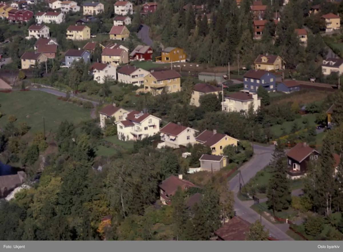 Røa. Harald Løvenskioldsvei, T-banelinje og villabebyggelse. (Flyfoto ...
