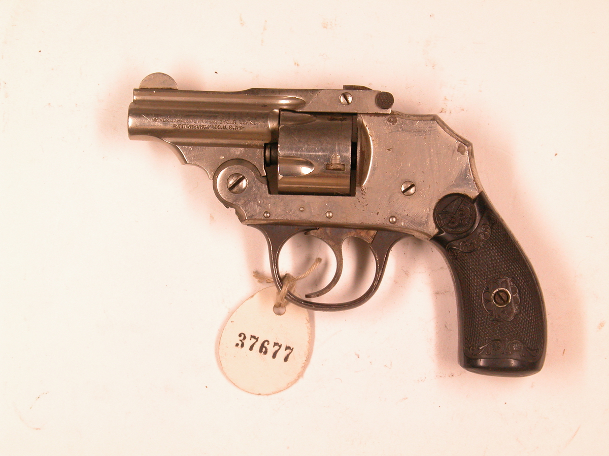 Revolver .32 Iver Johnson - Forsvarets museer / DigitaltMuseum