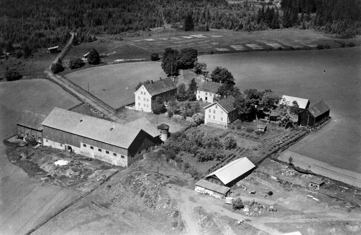 Flyfoto av Hjelmstad gard, Ringsaker. - Anno Domkirkeodden / DigitaltMuseum Flyfoto av Hjelmstad gard, Ringsaker. - Anno Domkirkeodden / DigitaltMuseum