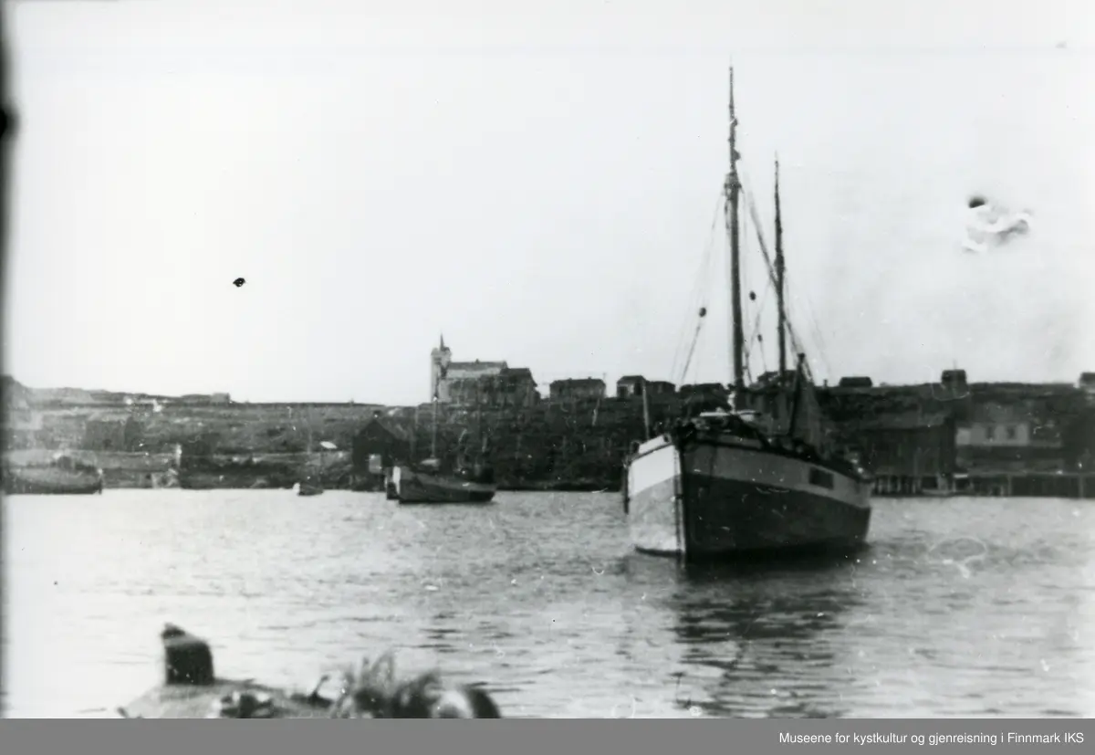 Båter på havna i Gamvik, 1941-43. - Museene for kystkultur og ...