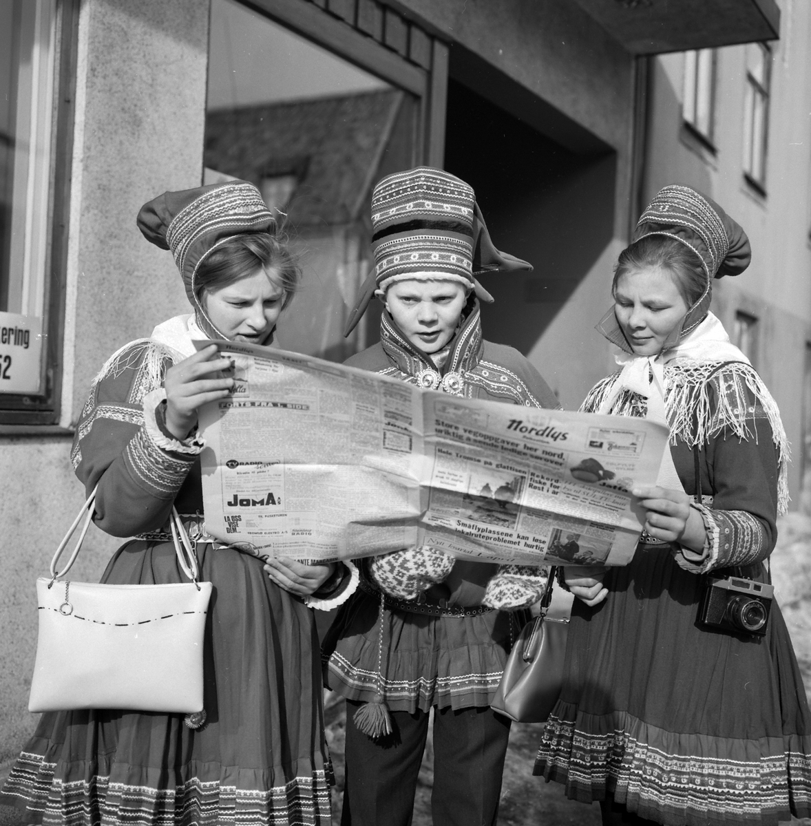 Gruppe 3, ukjente, samer, samedrakt, leser avis, "Nordlys" - Anno ...