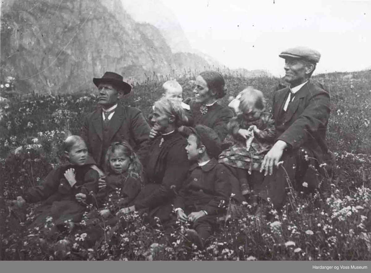 Gruppe, kvinner, menn, born, fjell, barnedåp - Hardanger og Voss Museum ...