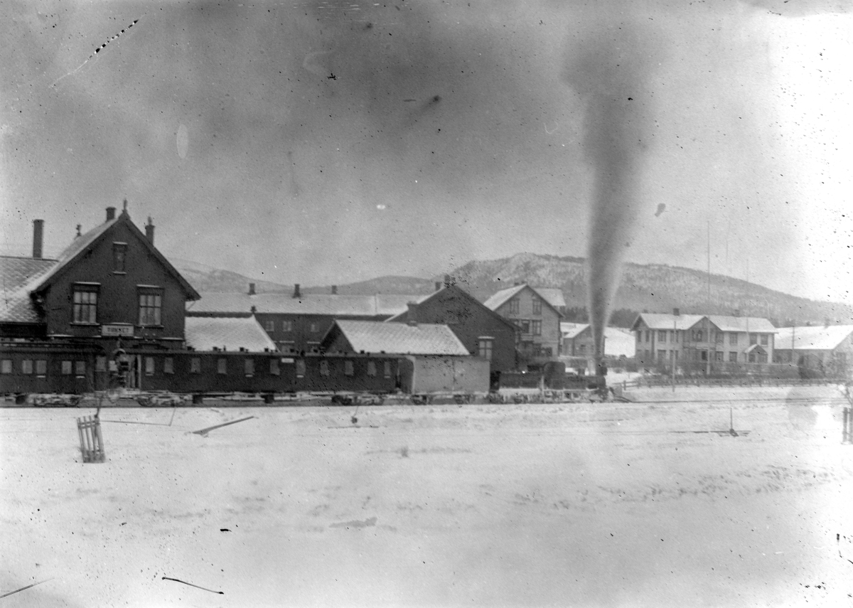 Tynset jernbanestasjon, Tønset stasjon (1877-1919) med bebyggelsen ...