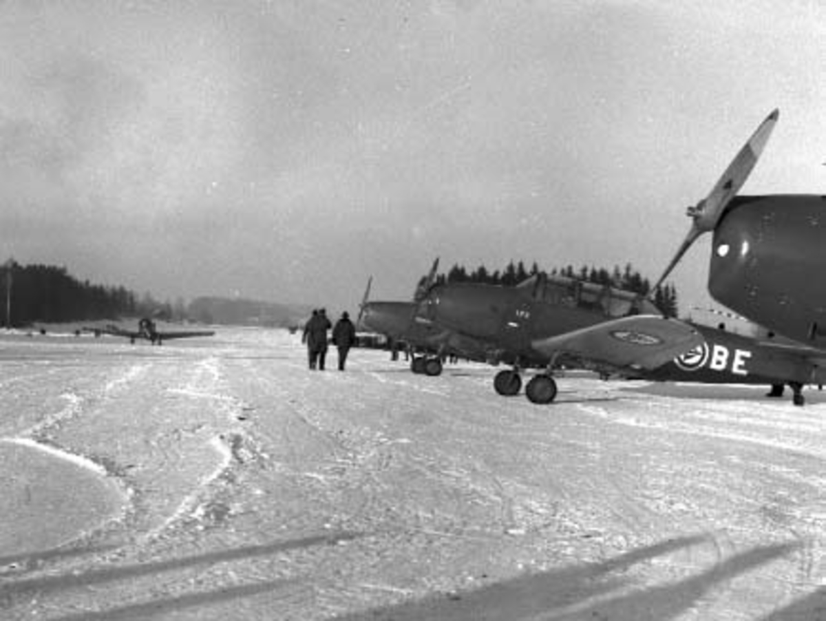 Hamar flyplass, Stafsberg, åpningsdagen 17.11.1950. Treningsfly fra ...