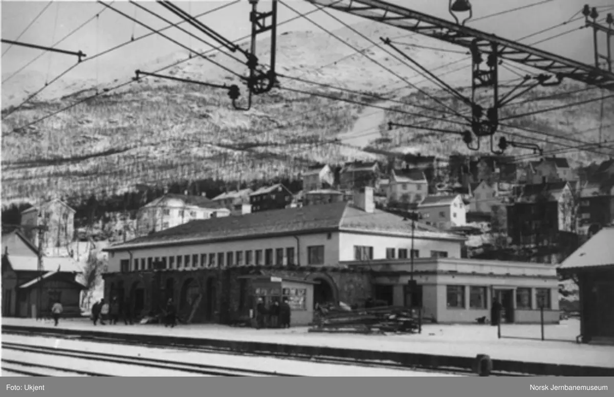 Narvik stasjonsbygning : gammel bygning under riving med den nye i ...