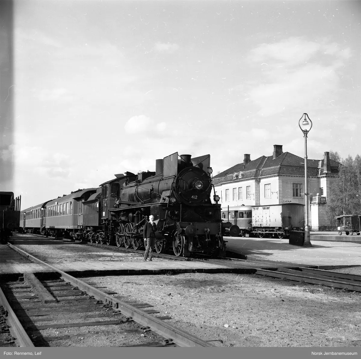 Damplokomotiv type 26c nr. 412 foran Rørosbanens dagtog på Elverum ...