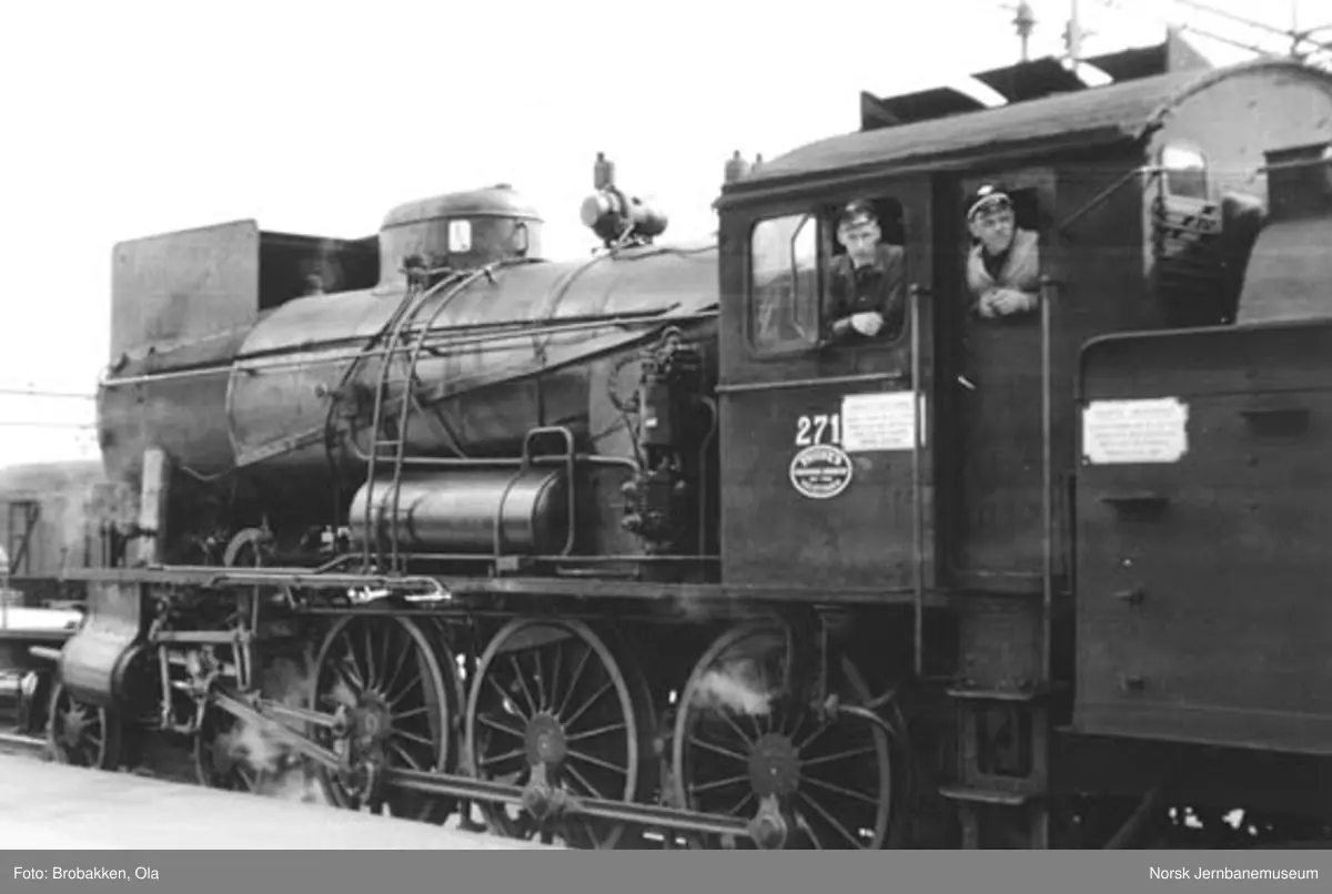 Damplokomotiv type 30a nr. 271 foran tog 374 Rena-Oslo på Hamar stasjon ...