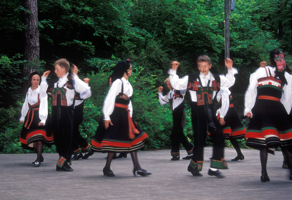 Norsk Folkemuseums dansegruppe, kledd i folkedrakter, danser folkedans ...