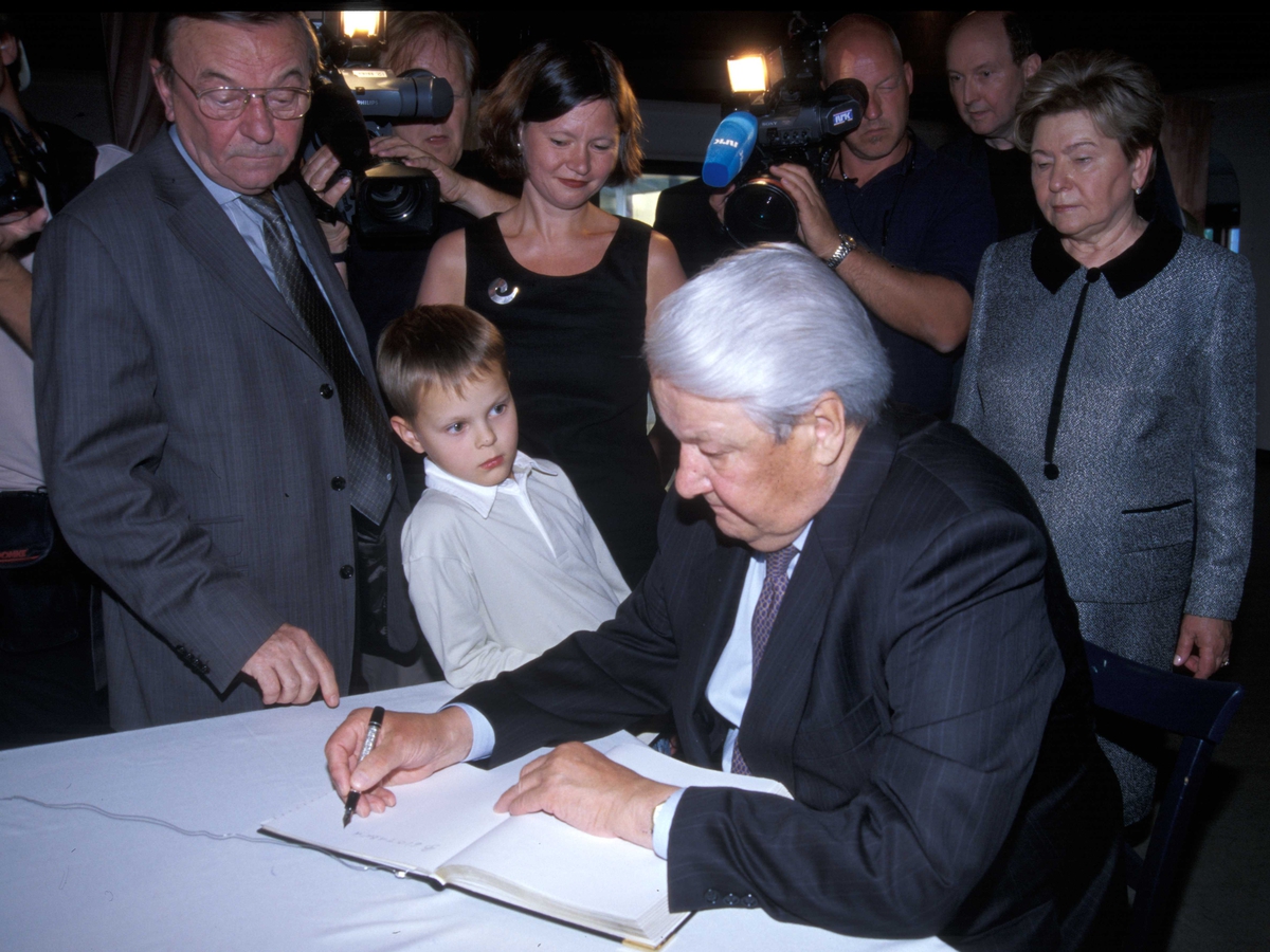 Russlands president, Boris Jeltsin, med kone og barnebarn, på Norsk ...