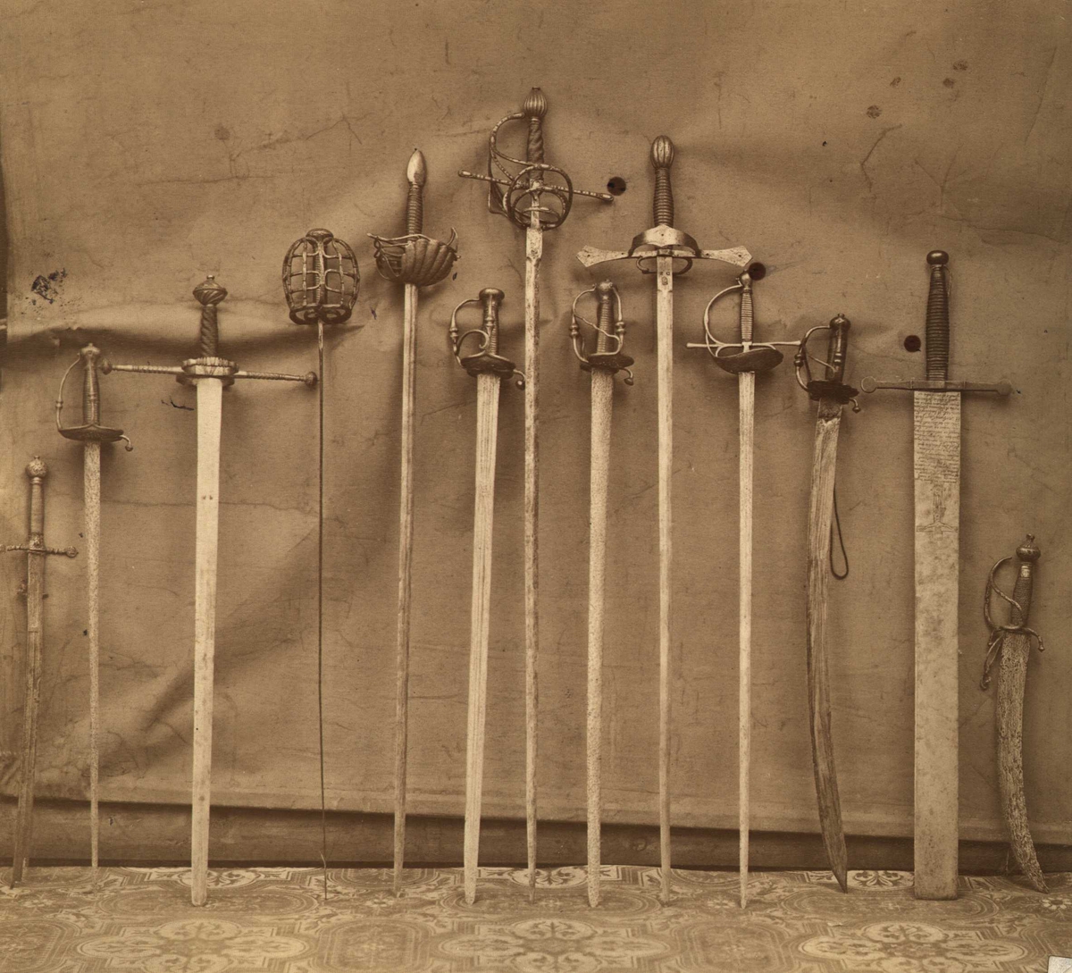 Sverd, kårder, sabler mm. av ulike typer. - Norsk Folkemuseum / DigitaltMuseum