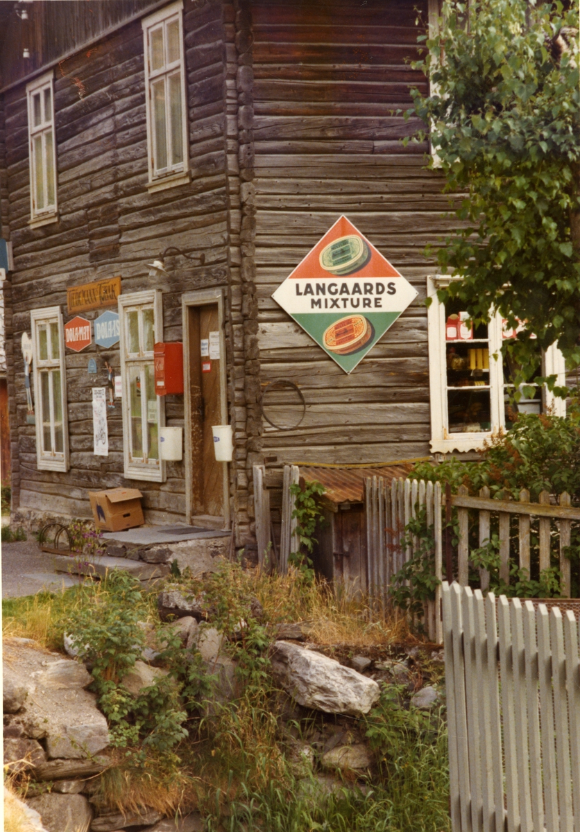 Landhandleri med reklameskilt på veggen. - Norsk Folkemuseum ...
