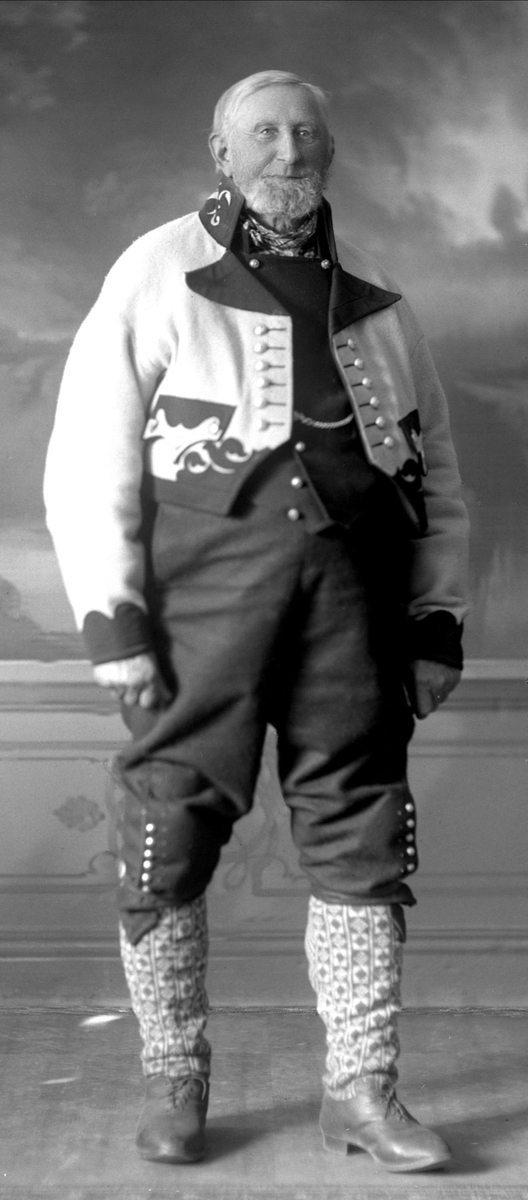 Portrett, Ola Halvorsen i telemarksdrakt. - Norsk Folkemuseum ...