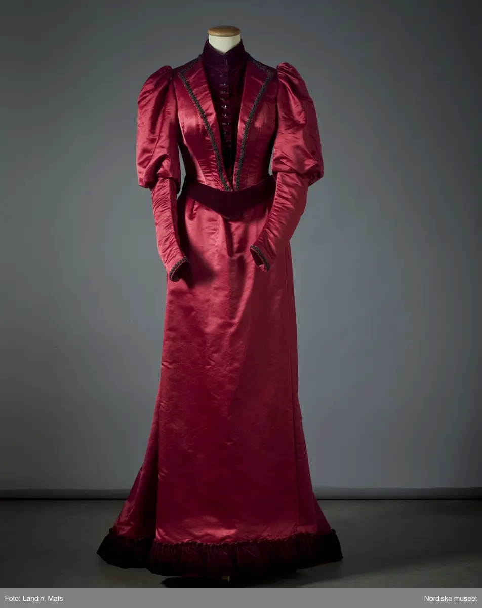 Klänning av vinrött atlassiden. Sydd hos Augusta Lundin, Stockholm ...