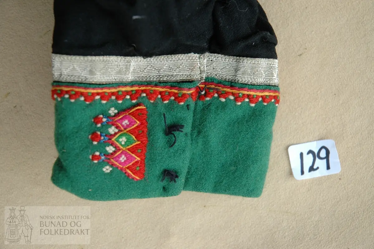 Trøye - Norsk institutt for bunad og folkedrakt / DigitaltMuseum