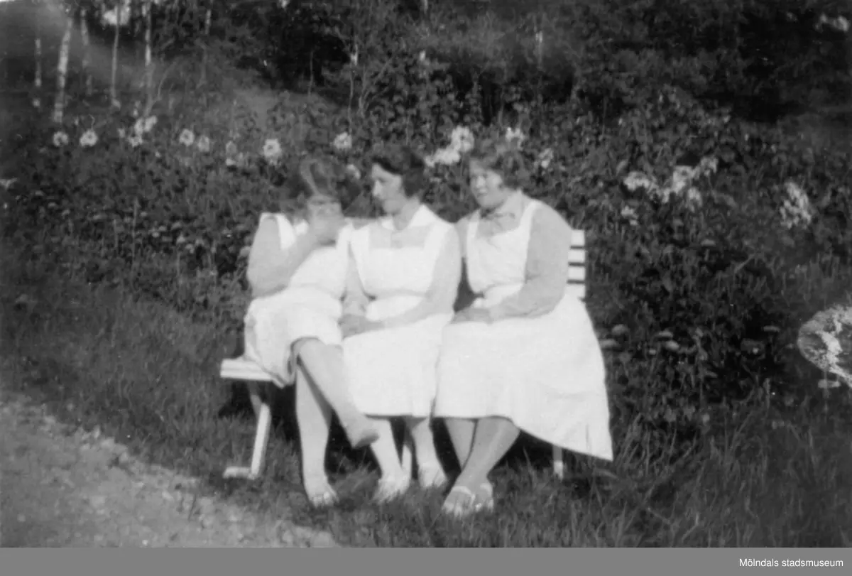 Svea, Anna Hasselberg (gift Larsson) och Ruth en varm sommardag vid ...