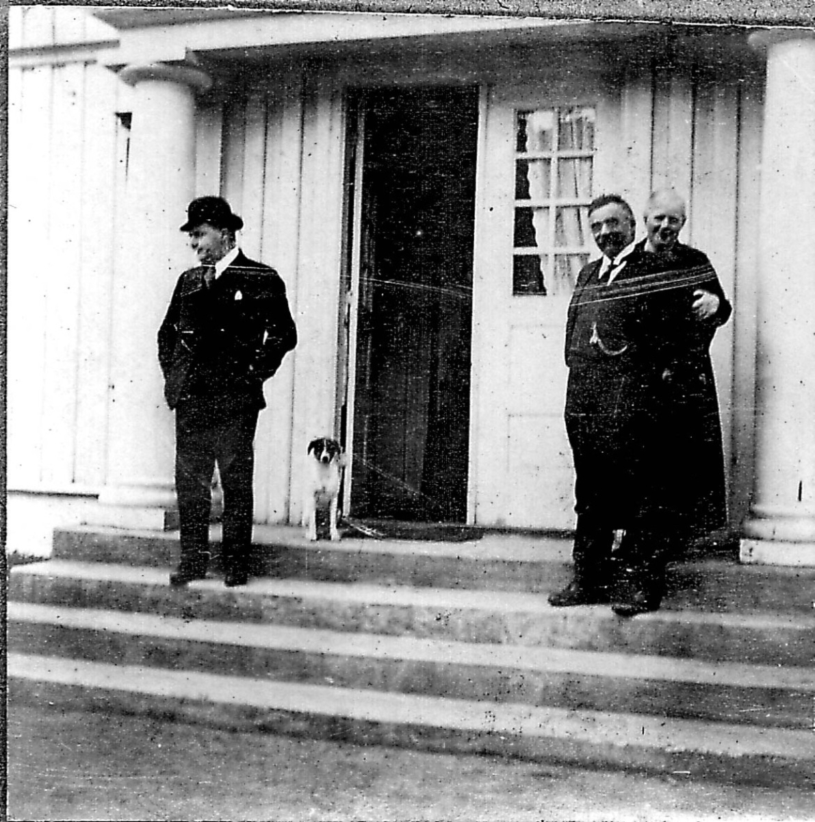 Christian og Maren Frederiksen på trappa på Melbo Hovedgård. Trolig ...