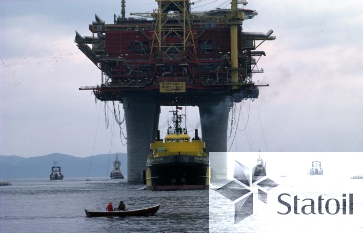 Fem-seks av verdens største slepebåter trakk Statfjord C-plattformen fra Yrkesfjorden i Vats ut ...