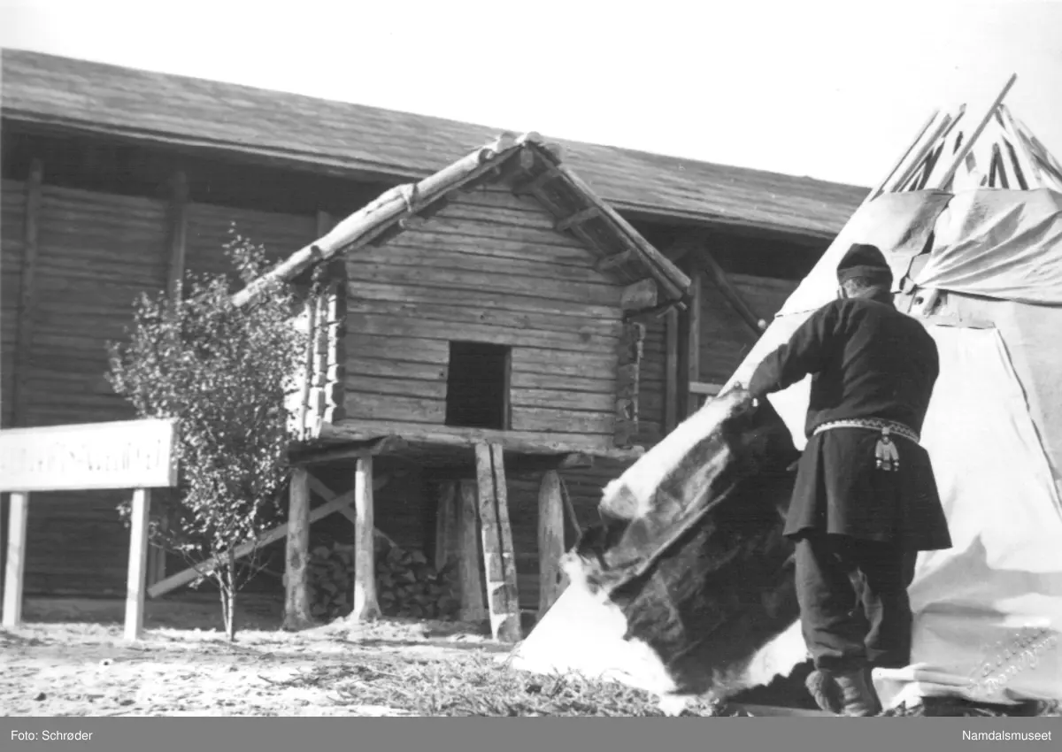 Namsos. Namdalsutstillingen 1934. Utstilling av samisk lavo og stabbur ...