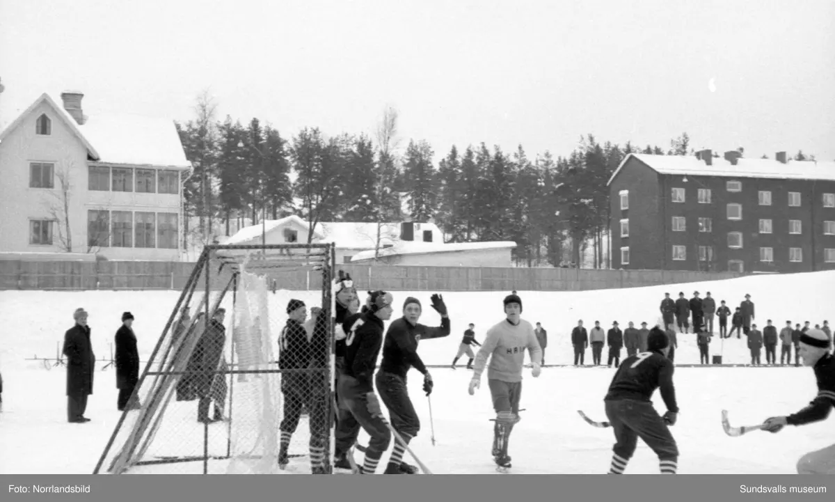 Bandy på Midälvaplan i Nacksta, Kuben-HAIK 3-3. - Sundsvalls museum ...