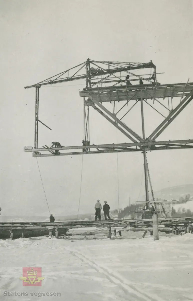 Vingnesbrua på Lillehammer under oppbygging i perioden 1930-1934 ...