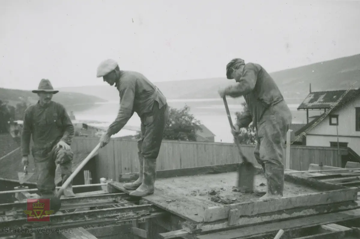 Vingnesbrua på Lillehammer under oppbygging i perioden 1930-1934 ...
