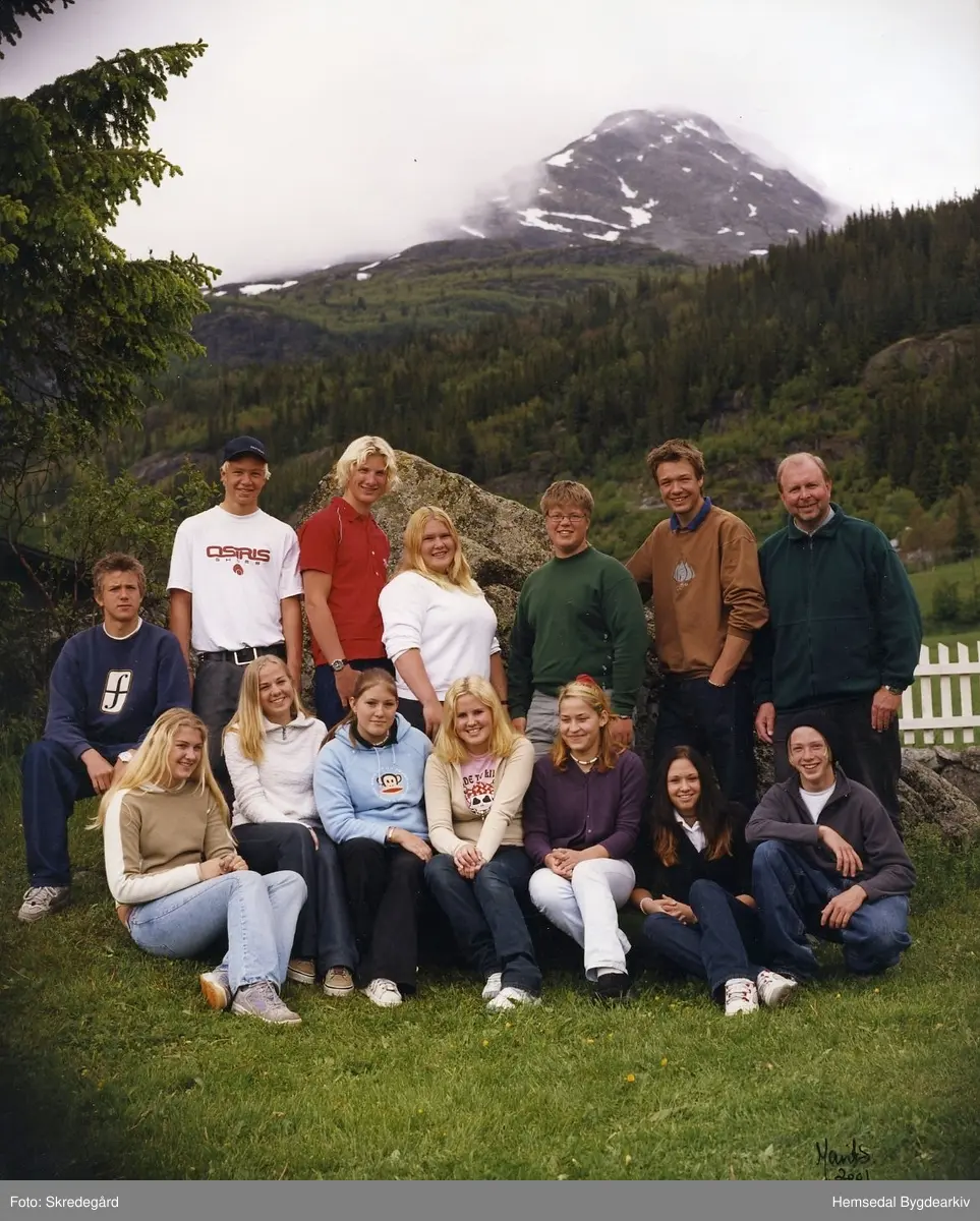 Avgangsklassen ved Hemsedal barne- og ungdomsskule i 2001. Fyrste rekke ...