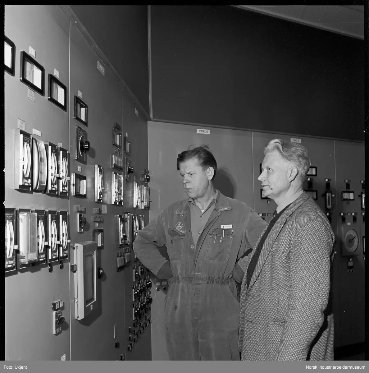 Erling Solstad og operatør Ragnar Holmstul i kontrollrom i ...