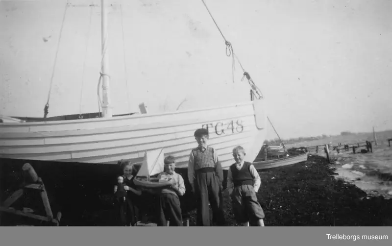 Fotot är från 1938 då Alvar och Oskar Eklinds 22 fots båt TG 48 ”Alona ...