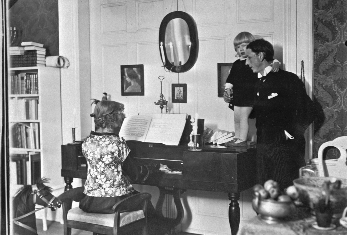 John, Ester och Bengt "Putte" Bauer kring taffeln. - Jönköpings läns ...