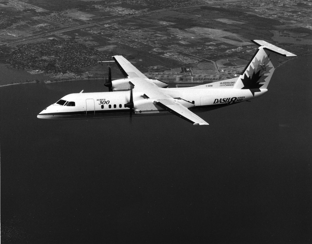 Luftfoto. Et fly, De Havilland Canada DHC-8, DASH8 serie 300, på sin ...