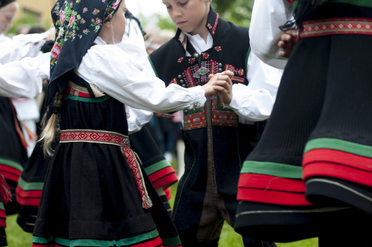 Folk dancing - Norsk Folkemuseum