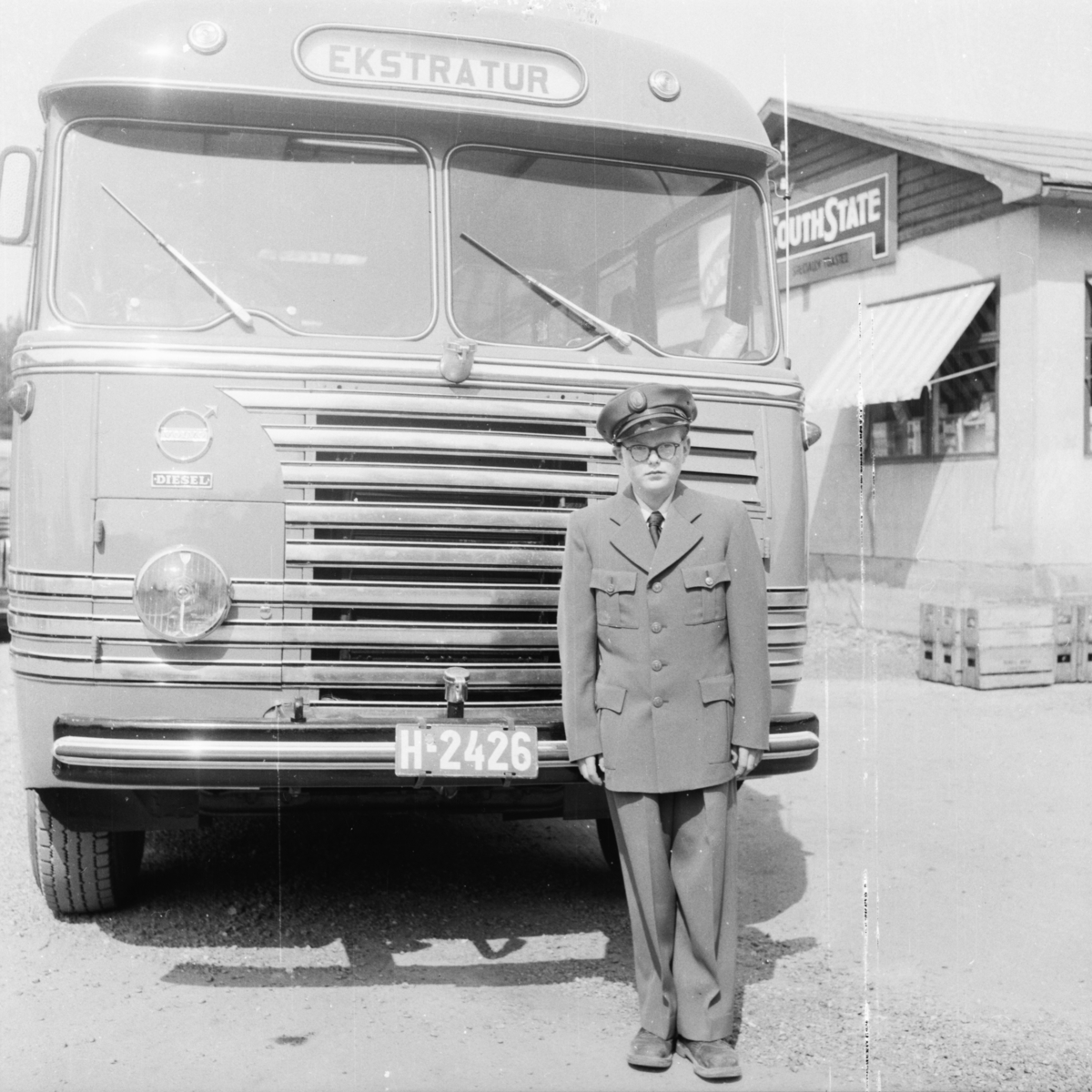 Vardens arkiv. "Ødegårdens nye kontinentalbuss" 30.05.1954 Bussen har ...