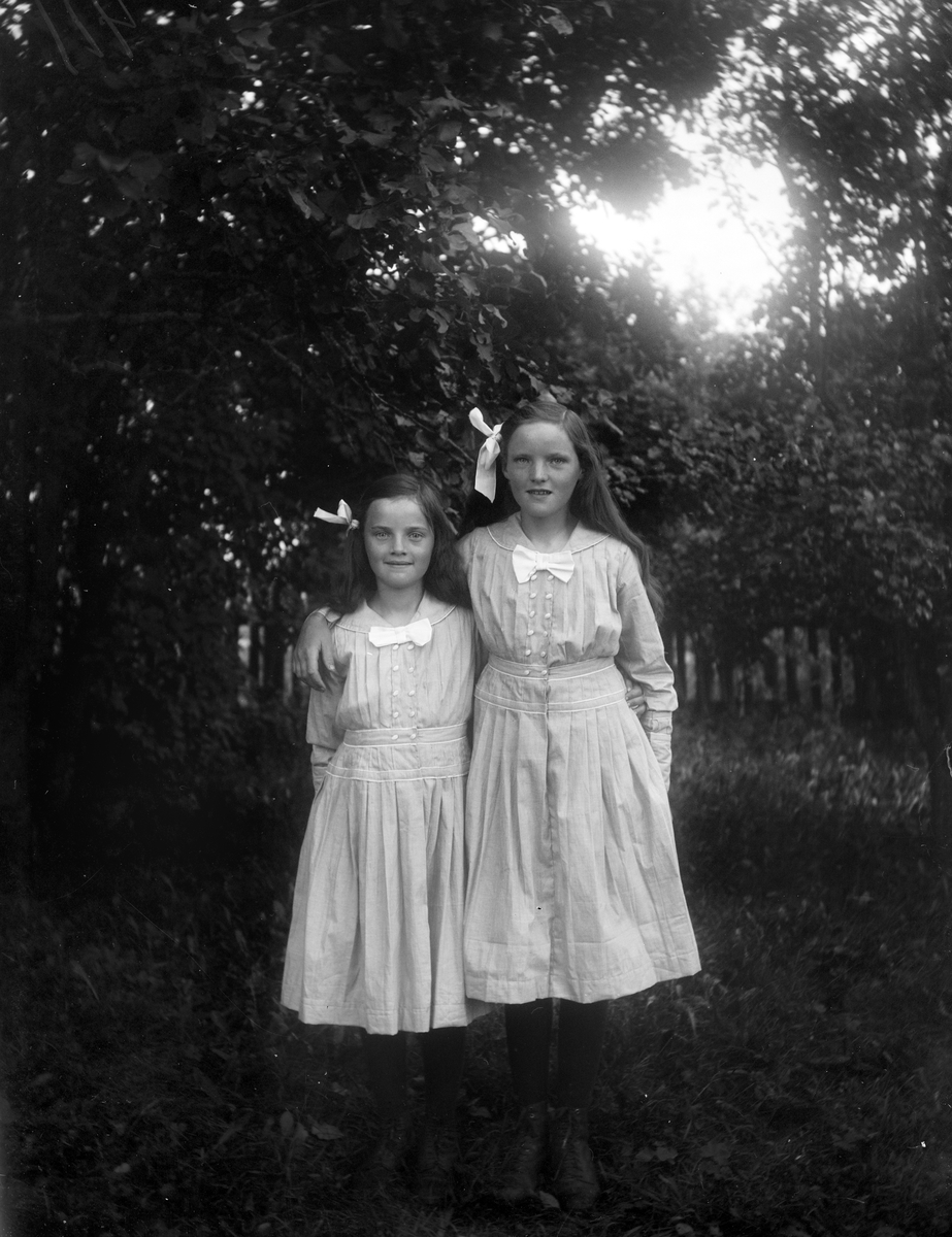 Edit och Elsa Johansson i trädgården, Högsberga, Altuna socken, Uppland ...