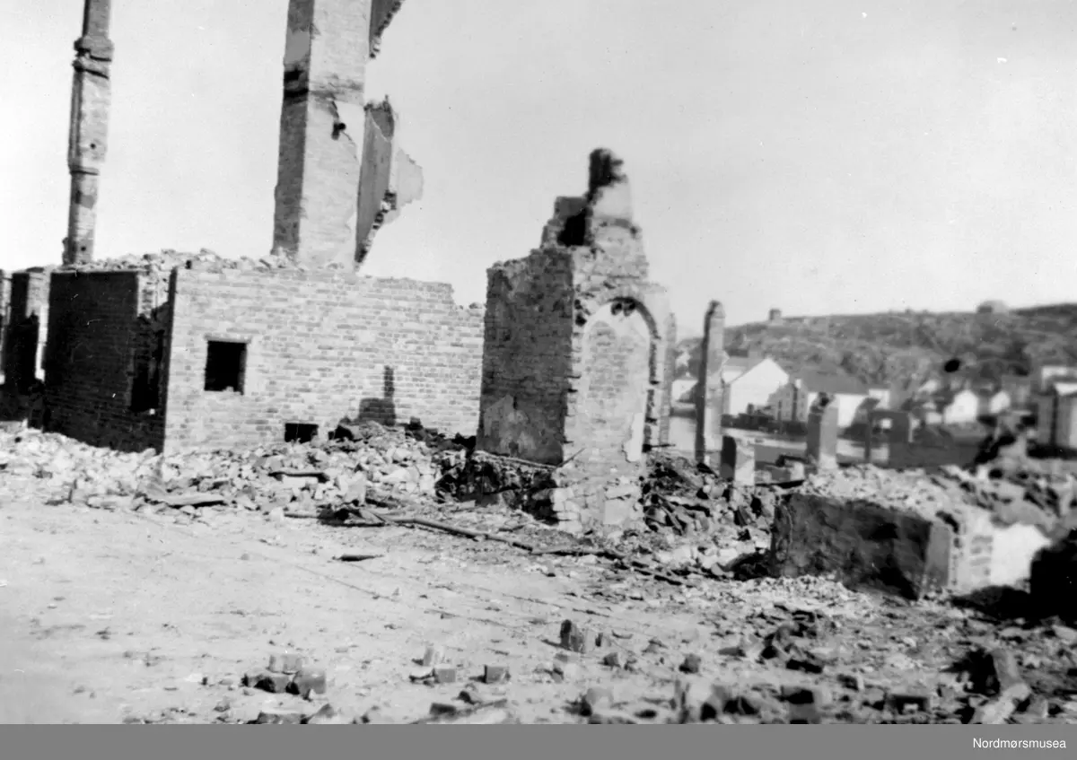 murstein, tegl, krig, ruiner 1940. Fra Nordmøre Museum sin fotosamling ...