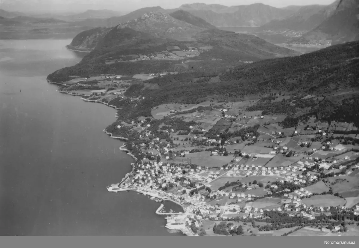 Postkort med motiv fra Volda. Volda er en kommune og et tettsted i Møre ...