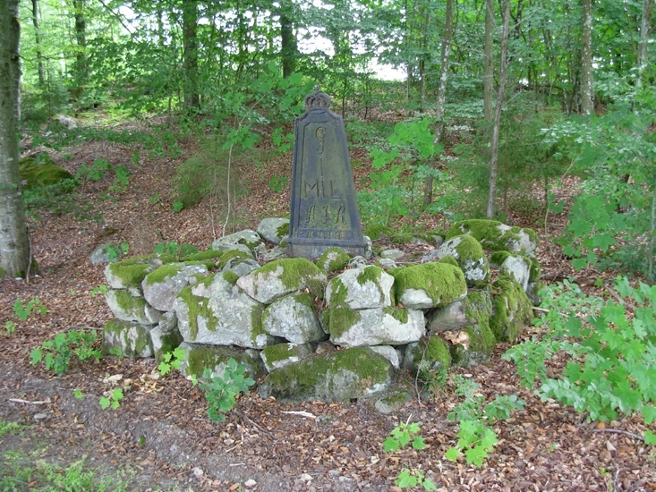 Milstolpe Foto av milstolpe, gjutjärn. På Ö sidan finns följande ...