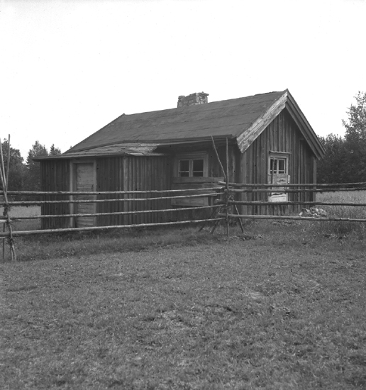 En övergiven gammal stuga av trä med plåttak (?). - Kulturparken ...