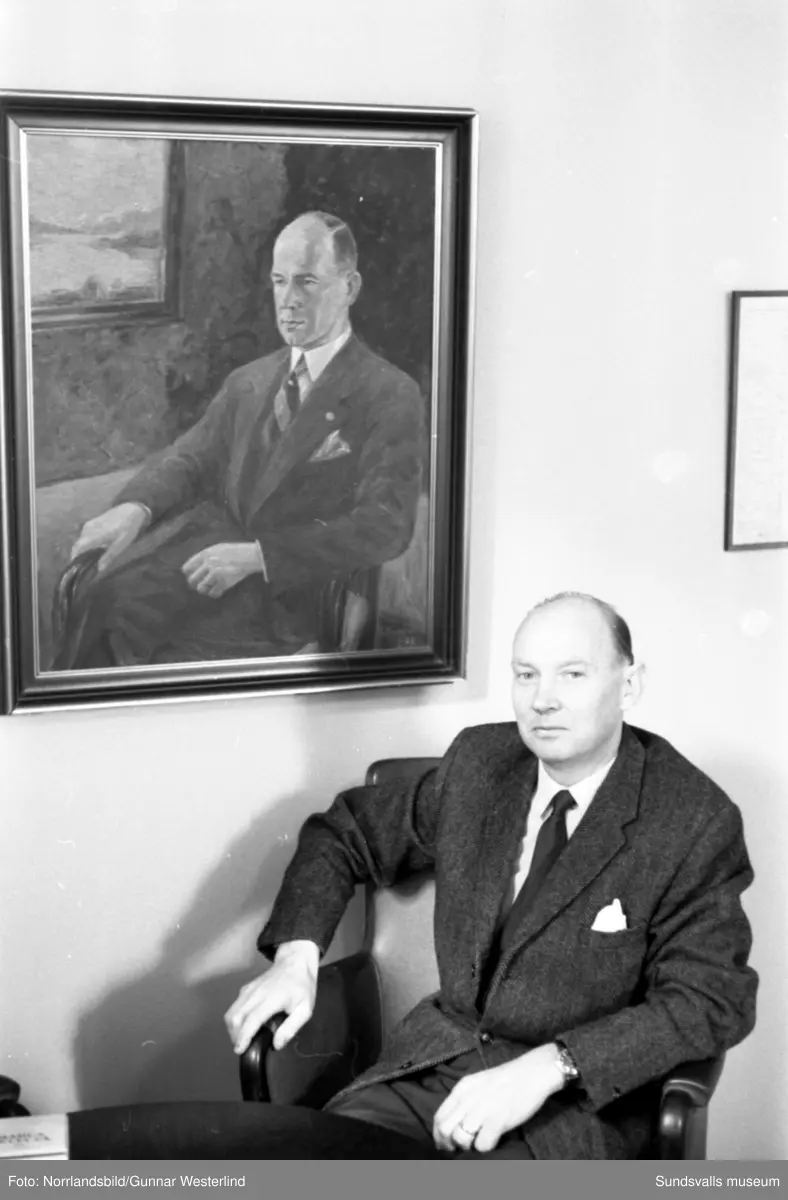 Direktör Karl Axel Nyberg, Strömbergs färghandel, på sitt kontor. På ...